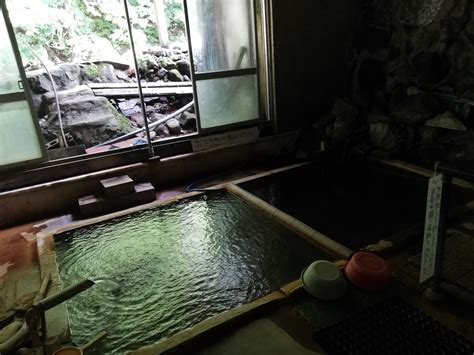 ひなびた温泉とはこういう温泉なのだ横向温泉中の湯の混浴です 青の風に吹かれて