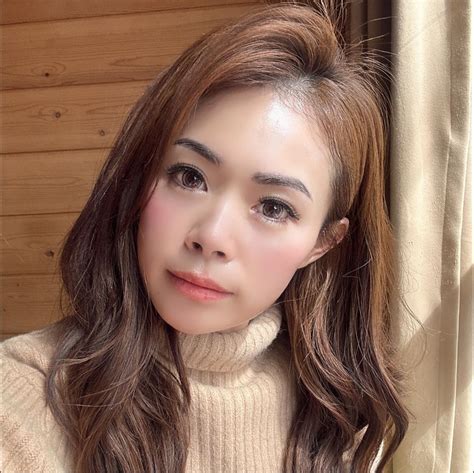 這個像72歲的皮膚嗎 年輕肌膚 原相機無濾鏡無美顏拍攝 一支手機創業 肌膚管理 美容保養 家妤日常 張雅婷 Facebook