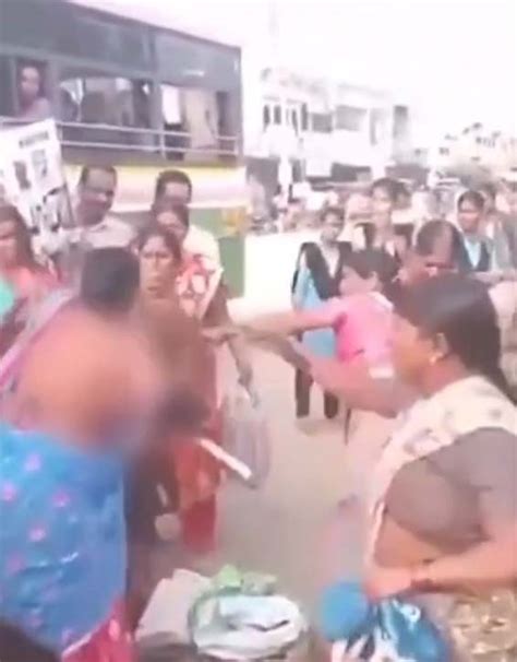 బస్సు సీటు కోసం మరోసారి కొట్టుకున్న మహిళలు Kalam Nigha