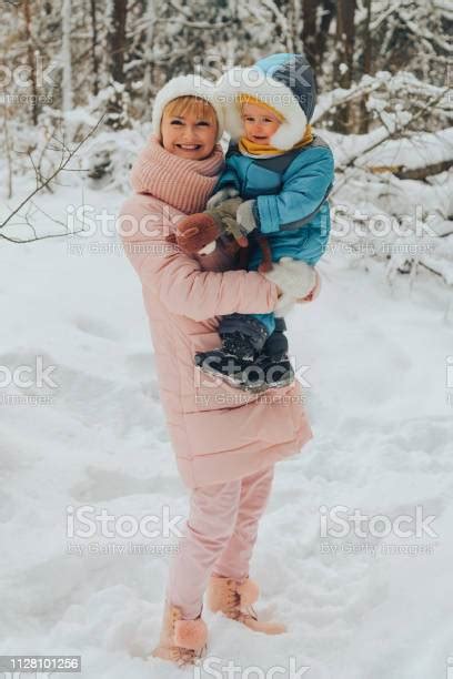엄마는 자연에 겨울에 아이 함께 산책 가족 겨울에 자연 속에서 산책 겨울 숲입니다 스노우 파크입니다 가족에 대한 스톡 사진 및