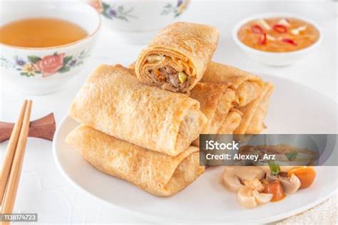 흰색 배경 샐러드 담 샘 스낵과 차 한잔에 접시에 채워진 전통 중국 토르티야 건강한 생활방식에 대한 스톡 사진 및 기타 이미지
