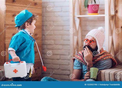 Discusi N Del Tratamiento Medicina Y Salud Poco Doctor Del Juego De Ni