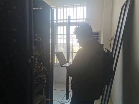 金堂管理处稽查收费科组织抢修青白江至二绕门架情报板 四川成德南高速公路有限责任公司
