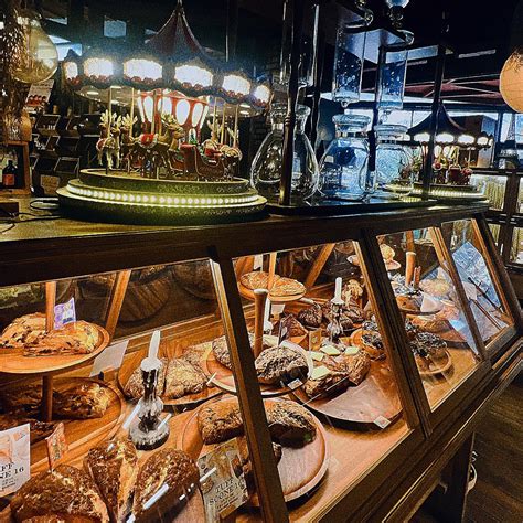 민희 🕯️ 분위기 좋은 카페가면 식기는 오디껀가 매의눈 장착 🧐 이뻐서 이건 어디껀가 요리조리〰️ 뒤집어보고 사진도 찍어두고 찾아보는애 네 저 그런사람입니다 … 🫣