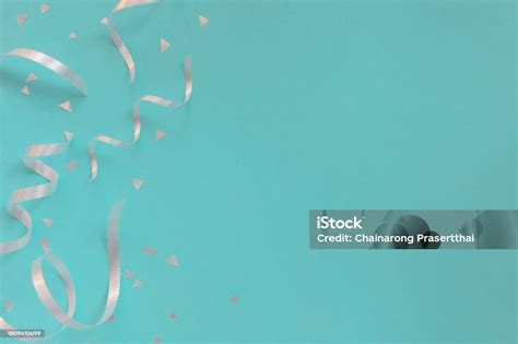 새해 복 많이 받으세요 및 카니발 기념일 컨셉 디자인에 대한 복사 공간이 있는 파란색 배경에 롤링 리본과 삼각형 색종이의 은색