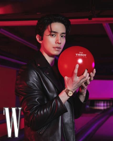 李栋旭《w》画报公开 42岁男神展现禁欲系性感！
