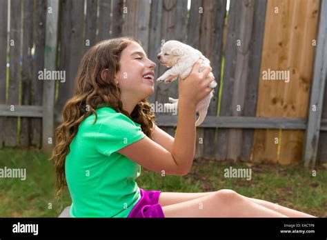 Fille avec chiot Banque de photographies et dimages à haute résolution Alamy