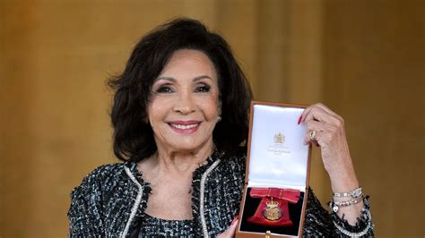 Shirley Bassey König Charles Ehrt Die Britische Sängerin
