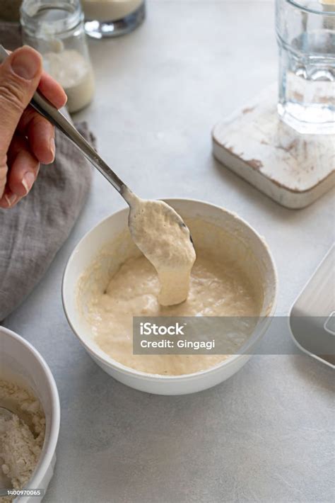 야생 효모를 사용한 사워도우로 만든 수제 빵 만들기 집에서 굽는 바쁜 라이프 스타일 장면 탑 뷰 지속 가능한 생활 건강한 생활