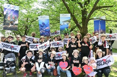 福岡親善大使の（左から）上田穂乃香さん、高橋彩夏さん、國﨑成美さん 【動画】福博に笑顔の花咲いた 博多どんたく閉幕 写真・画像55