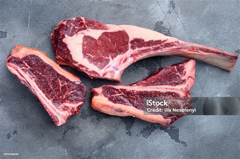 회색 돌 배경에 고기 건조 숙성 쇠고기 토마호크 T 뼈 또는 포터 하우스와 클럽 스테이크의 다양한 컷 상단 보기 플랫 누워 0명에 대한 스톡 사진 및 기타 이미지 Istock