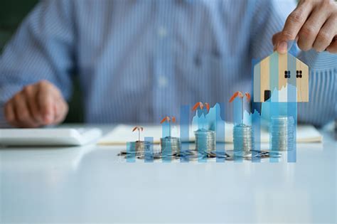 집과 프레스 계산기를 들고 재무 보고서를 계산하는 사업가 위기에 처한 집에서의 재정 계획 동전과 그래프 더미가있는 주택 예산