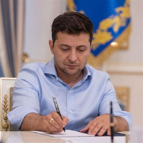 Зеленский подписал закон о лишении предателей Украины госнаград 22