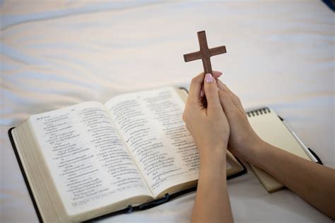 Mão de uma mulher orando na bíblia sagrada pela manhã estude a bíblia