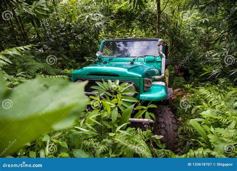 Bali Indon Sia 7 De Mar O De 2013 SUV Na Selva Tropical Fotografia