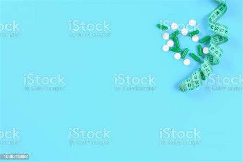 체중 감량의 개념입니다 측정 테이프 센티미터 정제 블루 테이블 백그라운드에 알 약 보기 상위 공간을 복사 평평 하다 0명에 대한 스톡 사진 및 기타 이미지 Istock
