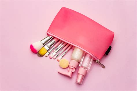 메이크업 브러쉬의 다양한 분홍색 배경에 장식 세트입니다 전문 장식 화장품 0명에 대한 스톡 사진 및 기타 이미지 0명 가방 개념 Istock