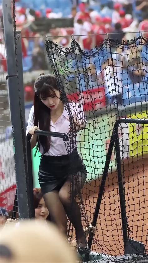 단발 마젠타 흰티셔츠 청바지 볼륨감 몸매 므훗갤러리 엠봉