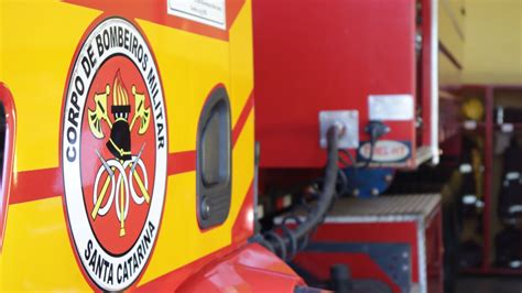Criança de 7 anos fica gravemente ferida após ser atropelada em frente