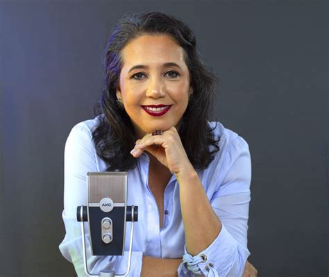 Radialista Pernambucana Lança Na Terra Do Podcast Livro Sobre