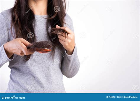 Concepto Sano La Mujer Muestra Su Cepillo Con El Pelo Largo Da Ado De