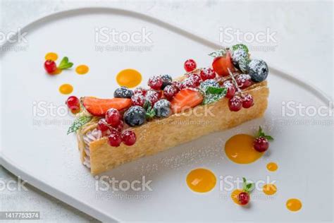 화이트 플레이트 블루 베리 딸기 크림 민트에 접시에 딸기 Millefeuille 0명에 대한 스톡 사진 및 기타 이미지 0명