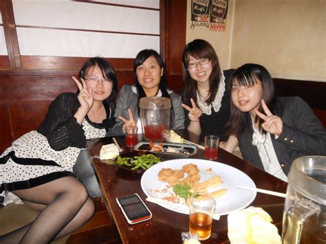 飲みの席ではお股がゆるくなってパンチラしちゃうスナップ写真｜パンチラ画像マニア素人エロ画像