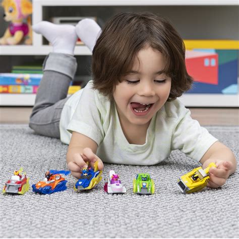 רכב מתכת צהוב מסדרת Mighty Pups עם גלגלים מסתובבים ודמות קטנה של ראבל 22983789 Zap