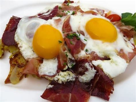 Receta de huevos rotos o estrellados con jamón y patatas Antojo en tu cocina