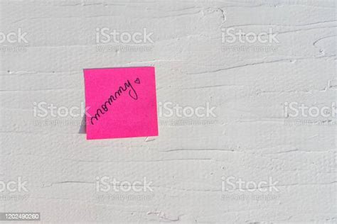 메모 게시물 알림에 필기 텍스트 엄마와 종이에 마음 흰색과 질감 벽에 공간을 복사합니다 0명에 대한 스톡 사진 및 기타 이미지