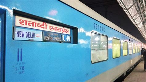 दिन के मुकाबले रात को क्यों तेज चलती है ट्रेन आप भी जानें Why Train