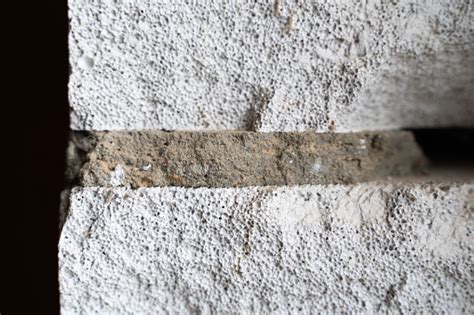 접착제 층이있는 폭기 된 콘크리트 벽의 클로즈업 화난 콘크리트 모공이 닫힙니다 0명에 대한 스톡 사진 및 기타 이미지 0명 건강한 식생활 건축자재 Istock