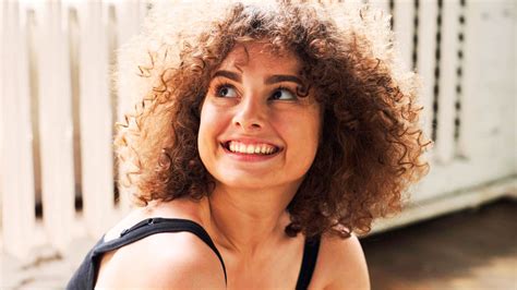 7 Habits To Add To Your Daily Routine If You Want To Wake Up Happier According To Psychology