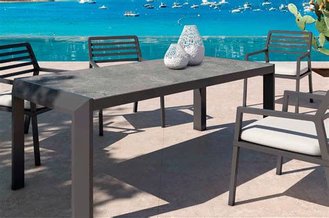 Motif™ Infinity Table
