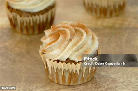 나무 디스플레이 트레이 설탕 프로 스 팅 바닐라 차이 티 주입 컵 케이크 귀여운에 대한 스톡 사진 및 기타 이미지 귀여운 미식가 바닐라 양념류 Istock