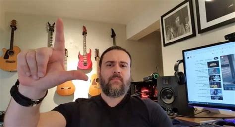 Nando Moura viraliza fazendo o L de Lula mas não é bem assim