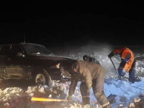 Онцгой байдлын албан хаагчид цасанд суусан иргэний автомашиныг татан