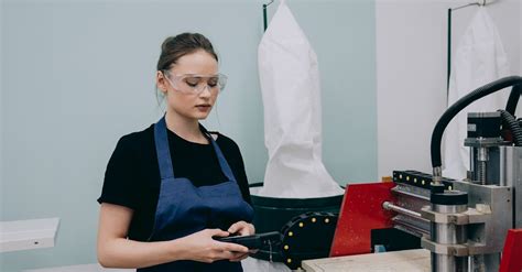 Cnc 기계 검은색 셔츠 공작 기계 공장 설정 기계 기계 공학 기계 작동 기계공 기기 기술 기술자 기술적