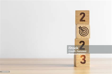 다트보드 아이콘이 있는 2023 블록 목표 목표 해결 전략 계획 행동 사명 동기 부여 및 새해 시작 개념 0명에 대한 스톡 사진