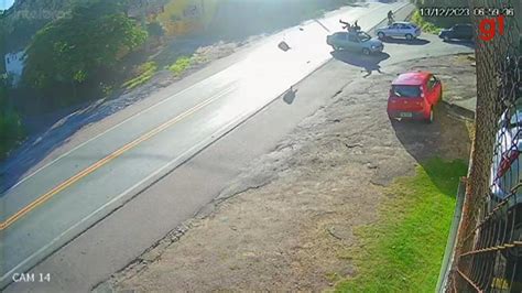 Vídeo VÍdeo Motociclista é Arremessado Após Bater Em Carro Em Rodovia