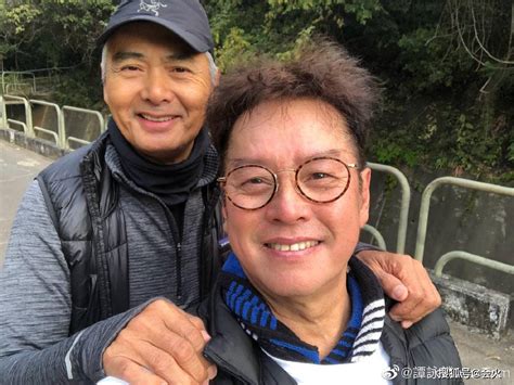 71岁谭咏麟牙齿发黄，脸上长满老人斑，曾婚内劈腿女粉丝生孩子朱咏婷