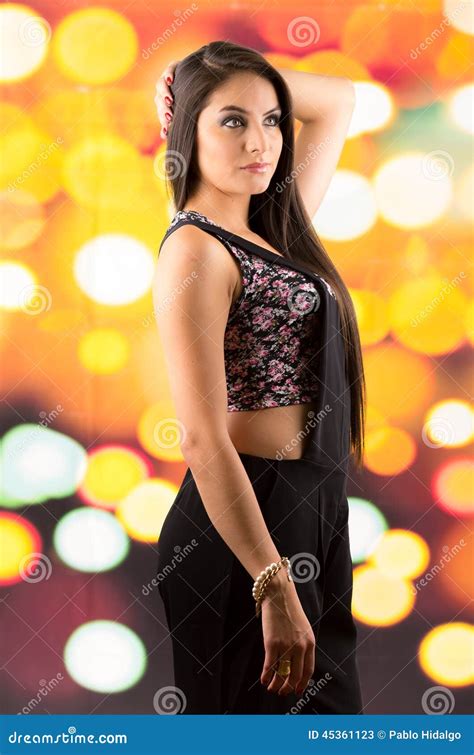 Pose Aux Cheveux Longs Assez Jeune De Fille De Brune Image Stock