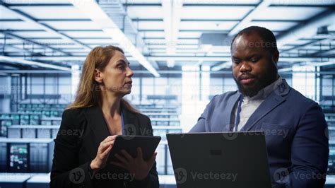 Trabajo En Equipo Técnicos Gerente Datos Centrar Con Avanzado Tecnología Utilizando Dispositivos