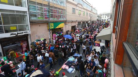 Ambulantes protestan por prohibición de comercio en las calles de Mesa Redonda establecida por
