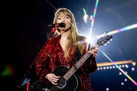 Watch Taylor Swift Perform Dear John For The First Time In 11 Years