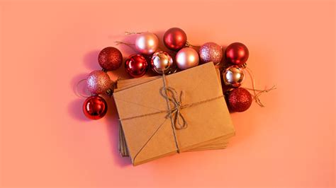 크리스마스 빨간색과 분홍색 공 공예 종이에서 편지의 스택 공란에 대한 스톡 사진 및 기타 이미지 공란 공예 놀라움 Istock