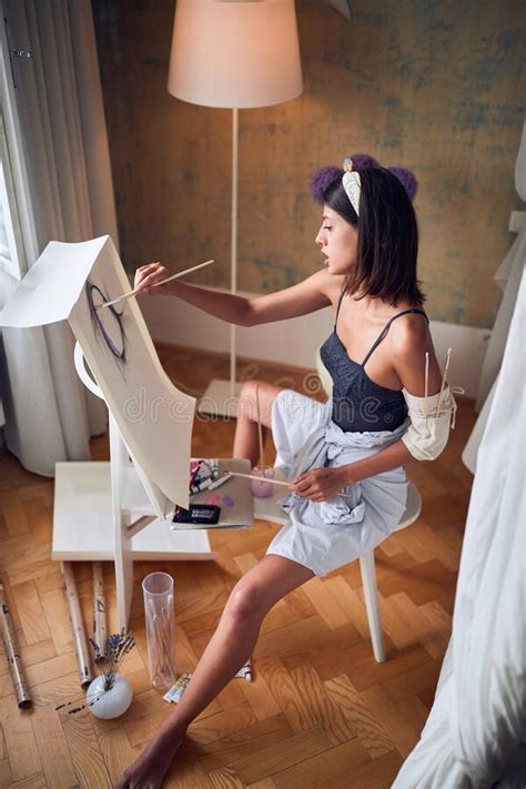 Jovem Pintor Sexy Focado No Seu Trabalho Foto De Stock Imagem De