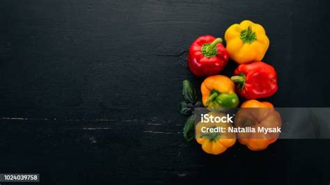 신선한 색깔된 파프리카입니다 최고의 볼 수 있습니다 에 검은 나무 배경 텍스트에 대 한 여유 공간입니다 0명에 대한 스톡 사진 및 기타 이미지 Istock