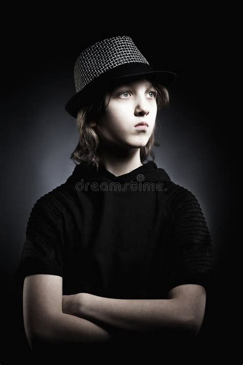 Portr T Eines Jungen Mit Dem Blonden Haar Im Hut Stockbild Bild Von K Hl Studio