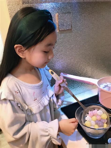 《爸爸去哪兒》萌娃小山竹元宵節自己下廚煮湯圓，嘟嘴賣萌超可愛 每日頭條